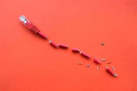 빨간색 종이 배경에서 인터넷에 연결하기 위한 빨간색 케이블이 잘려있습니다 0명에 대한 스톡 사진 및 기타 이미지 0명 네트워크 보안 네트워크 연결 플러그 Istock