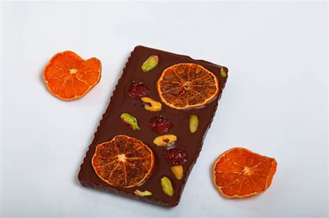 홈메이드 블랙 초콜릿 말린 오렌지 딸기 체리 피스타치오 조각으로 장식되어 있습니다 흰색 배경에 0명에 대한 스톡 사진 및 기타 이미지 Istock