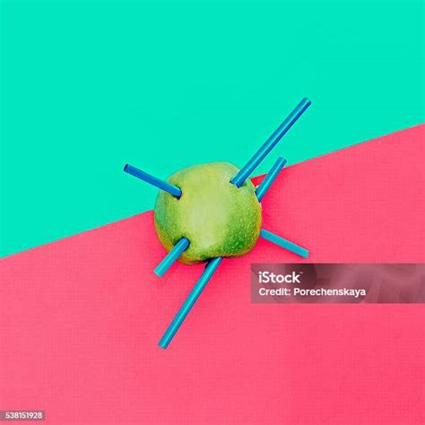 그린 애플 및 플라스틱 튜브에 옮겨 담습니다 미니멀리즘 포토서제스트 개인 장식품에 대한 스톡 사진 및 기타 이미지 개인 장식품 과일 기이함 Istock