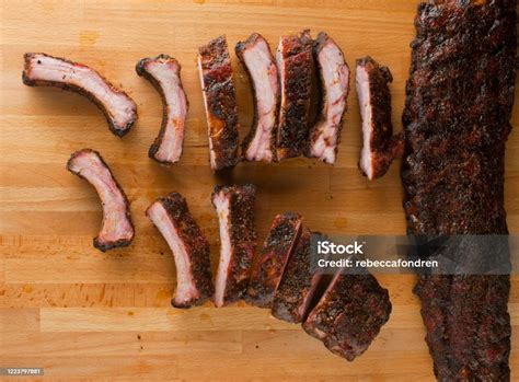 바베 큐 피크닉 바베큐 테이블 확산 쇠고기 양배추 닭고기 돼지 갈비 쇠고기 갈비 맥 앤 치즈 콘브레드 브뤼셀 콩나물 콜레슬로 및