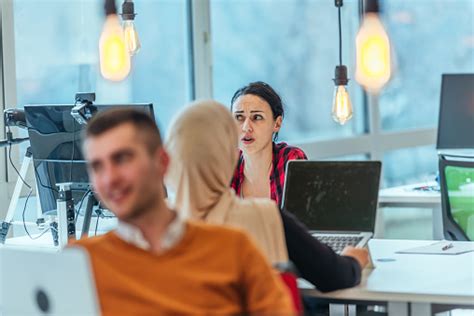 디지털 프로젝트를 담당하는 팀입니다 스타트업 비즈니스 환경에서 일하는 동료 그룹입니다 현대 사무실에서 즐거운 시간을 보내고 있는 직원 20 24세에 대한 스톡 사진 및 기타