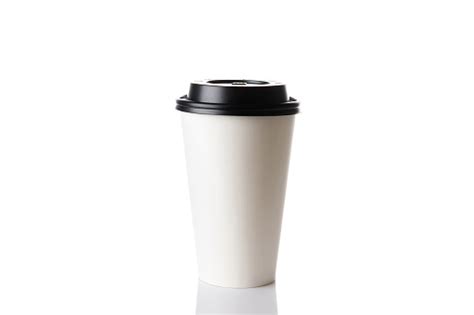 흰색 배경에 분리 된 검은 색 뚜껑이있는 뜨거운 커피를위한 흰색 종이 컵 테이크 아웃 빈 작은 차 컵 디자인 텍스트 또는