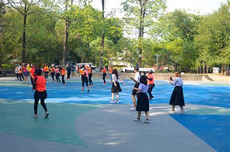 성인과 성숙한 태국 여성과 와치라벤차탓 공원에서 에어로빅 피트니스를 하는 일부 대학생의 초상화 20 24세에 대한 스톡 사진 및