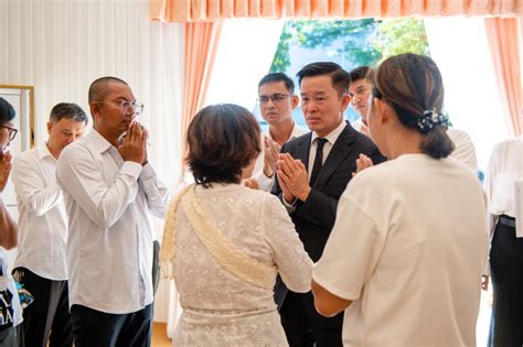 អ្នកឧកញ៉ា លាង ម៉េង ជាមួយបុគ្គលិកធនាគារ ជីប ម៉ុង ចូលរួមរំលែកទុក្ខ និងឧបត្ថម្ភប្រាក់ ២០លានរៀល