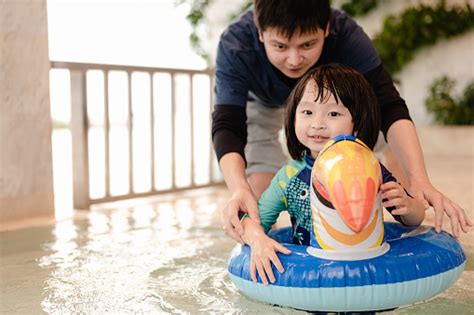 수영장에서 재미를 혼빌 모양의 풍선 반지에 수영장행복 한 아이와 아빠의 초상화 여름과 휴가 행복한 아시아 가족 개념 2명에 대한 스톡 사진 및 기타 이미지 Istock