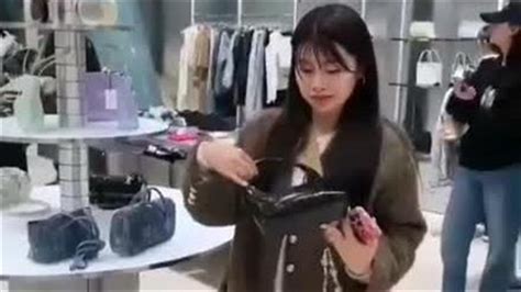 این ویدیو از لیسا چندساعت پیش منتشر میشه که توی فروشگاه داره از خودش