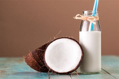 나무 배경 복사 공간 병에 채식주의 우유 비 유제품 코코넛 갈색에 대한 스톡 사진 및 기타 이미지 갈색 건강한 생활방식 건강한 식생활 Istock