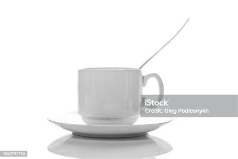 흰색 배경에 고립 된 흰색 접시 측 보기에 숟가락이있는 빈 작은 흰색 도자기 커피 컵 0명에 대한 스톡 사진 및 기타 이미지 0명 3차원 형태 검은색 Istock