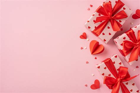 발렌타인 데이 테마 선물은 분홍색 배경에 빨간 리본과 하트가 있는 하트 패턴 종이에 싸여 있습니다 0명에 대한 스톡 사진 및 기타 이미지 Istock