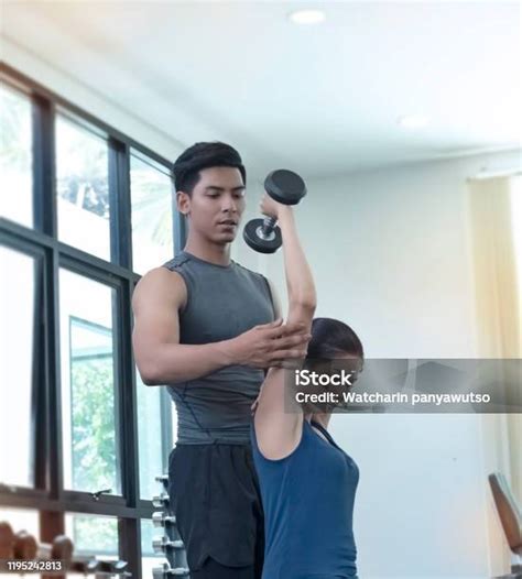 피트니스 센터에서 아령 운동 프로그램 사용 아령에 대한 아름다운 여성을 가르치는 트레이너 남자에 대한 스톡 사진 및 기타 이미지 Istock