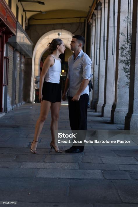 춤추는 커플 탱고 탱고 댄스 위치 양복을 입은 소년과 반바지와 흰색 티셔츠를 입은 소녀 일부 석조 아치 아래 20 24세에 대한 스톡 사진 및 기타 이미지 Istock