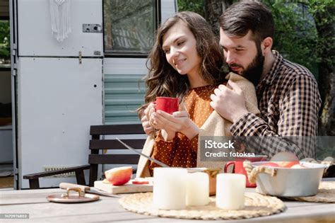 남자와 여자는 캠핑카 근처에서 포옹하고 차나 Mulled 와인을 마신다 사랑하는 커플 2명에 대한 스톡 사진 및 기타 이미지 2명 가족 남성 Istock