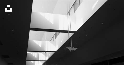 흰색으로 칠해진 방 내부의 로우 앵글 사진 사진 Unsplash의 무료 하얀 이미지