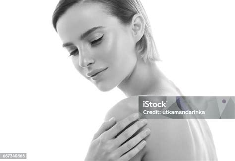 아름다움의 여자 얼굴 초상화입니다 아름 다운 모델 완벽 한 신선한 깨끗 한 피부를 가진 여자입니다 백인 흑인과 백인에 고립 건강관리와 의술에 대한 스톡 사진 및 기타 이미지