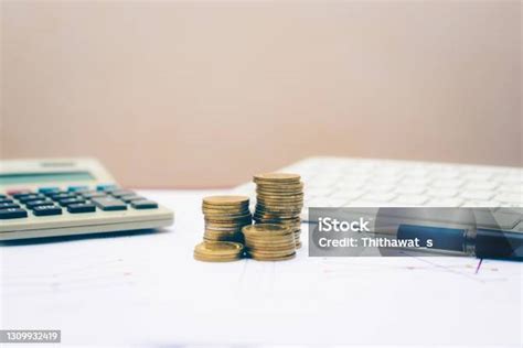 재무 회계 분석 문서 보고서 작업 진행 성장 그래프와 돈과 차트 와 펜 키보드 와 계산기 비즈니스 계획에 대 한 작업 0명에 대한 스톡 사진 및 기타 이미지 Istock