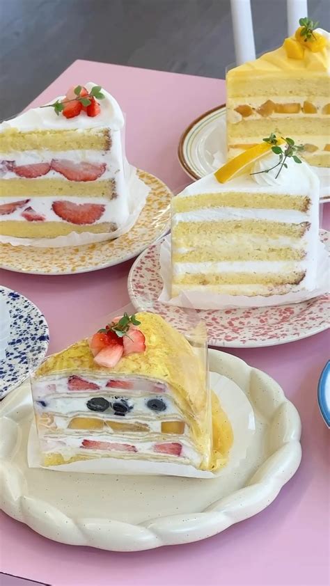 망망베 딸기철이 끝난다고 아쉬워하지 말아주세여 더 다양하고 다채로운 케이크들이 대기하고있습니다 💛 Instagram