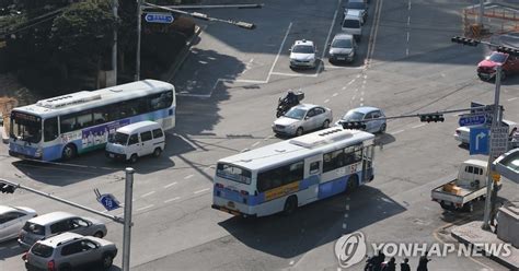 부산 시내버스 기사 의식 잃고 쓰러진 70대 승객 구조