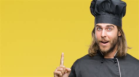 잘생긴 젊은 성공적인 아이디어와 손가락 가리키는 격리 된 배경 위에 긴 머리를 가진 남자를 요리 종료 하 고 행복 번호