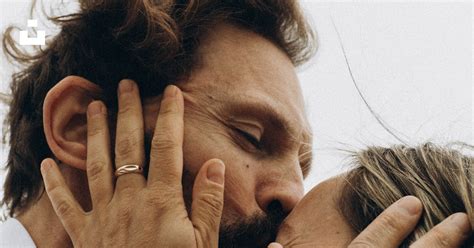 그녀의 손으로 그녀의 얼굴을 덮고있는 흰색 긴 소매 셔츠를 입은 여자 사진 Unsplash의 무료 Москва 이미지