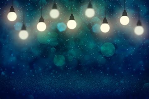 전구와 떨어지는 눈 조각이 날아다니는 아름다운 화려한 반짝이 조명이 보케 추상적인 배경을 따라 콘텐츠에 대한 빈 공간이 있는 축하 모형 텍스처 0명에 대한 스톡 사진 및