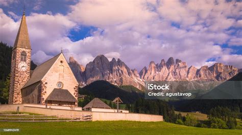 일몰에 목가적 인 알프스 풍경세인트 마달레나 교회 발 디 푸네스 돌로미테스 알프스 이탈리아 0명에 대한 스톡 사진 및 기타 이미지 Istock