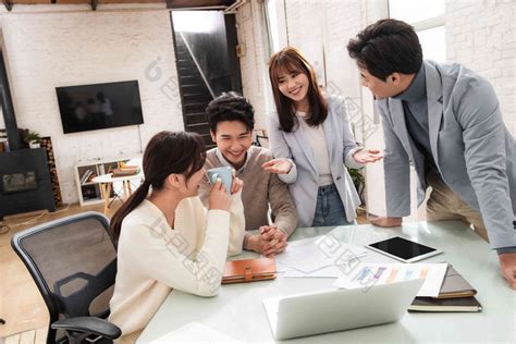 青年商务人士在工作室工作图片 包图网企业站