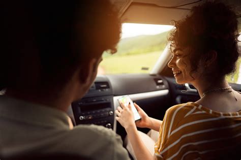 도로 여행에서 스마트 폰으로 탐색하는 쾌활한 부부의 뒷모습 차에 대한 스톡 사진 및 기타 이미지 차 커플 자동차 여행 Istock