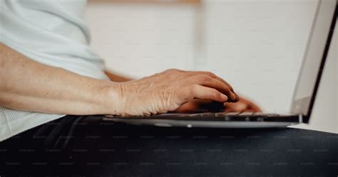 침대에서 노트북 컴퓨터를 사용하는 사람 사진 Unsplash의 블로그 이미지