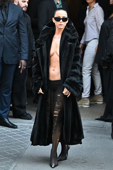 Katy Perry Gaat Voor Naked Dressing Bij Balenciaga Coutureshow