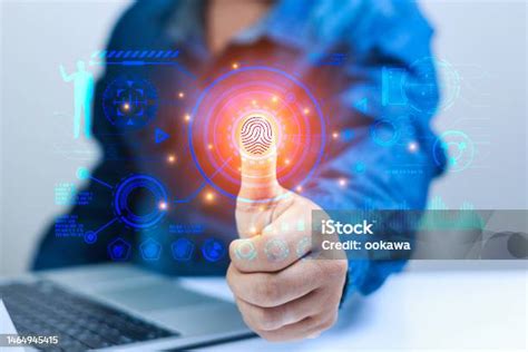 생체 인식 지문 스캐너의 미래 지향적 인 디지털 처리 개념 차세대 기술을 위한 디지털 변환디지털 미래형의 감시 및 보안 스캐닝 가상현실에 대한 스톡 사진 및 기타 이미지