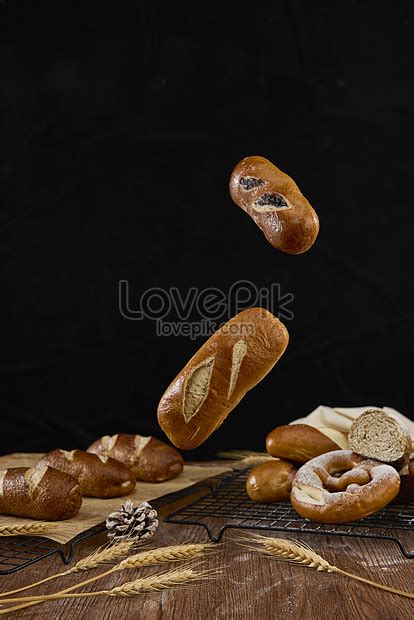검은 배경에 떠 있는 빵 사진 무료 다운로드 Lovepik