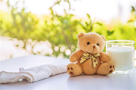 사랑스러운 갈색 테디 베어 옆에 앉아 우유 한 잔에 손 수건으로 흰색 테이블에 다음 창 외부 배경 자연을 참조하십시오 갈색에 대한 스톡 사진 및 기타 이미지 Istock