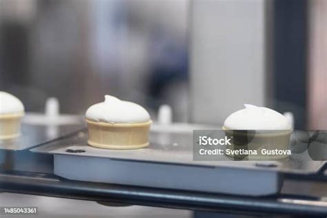 아이스크림 자동 생산 라인 현대 식품 가공 공장에서 아이스크림 콘이 있는 컨베이어 벨트 식품 유제품 산업 제조 엔지니어링 및 자동화 기술 장비 개념 0명에 대한 스톡 사진