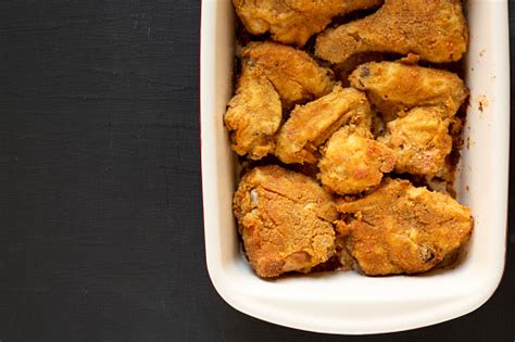 검은 표면 상단 보기 위에 접시에 맛있는 수제 오븐 구운 프라이드 치킨 위에서 플랫 평지 오버헤드 텍스트 공간입니다 0명에 대한 스톡 사진 및 기타 이미지 Istock