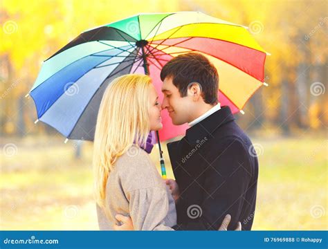 Romantische Küssende Paare Des Porträts In Der Liebe Mit Buntem Regenschirm Zusammen Am Warmen