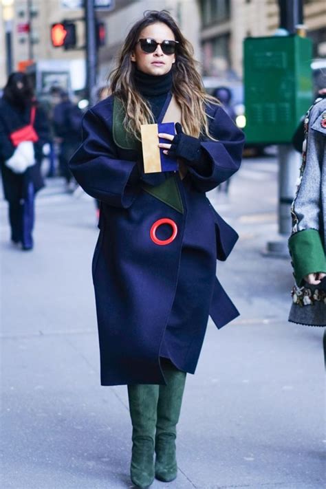 스트리트 스타일은 요즘 유행하는 컨템포러리 스트리트 패션의 현주소와 함께 패션계 종사자 일반 대중들에게도 스타일 인스피레이션을 제공하는 등 패션산 New York