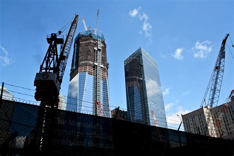 Безплатна снимка архитектура силует небостъргач градски пейзаж в центъра размисъл