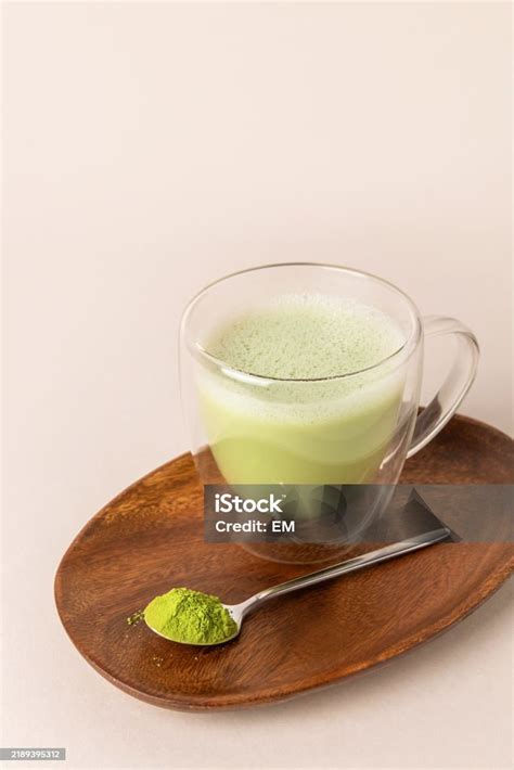 밝은 배경에 숟가락에 가루가 있는 유리 컵에 거품이 있는 말차 라떼 복사 공간 0명에 대한 스톡 사진 및 기타 이미지 0명 건강한 생활방식 녹차 Istock