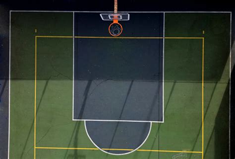 다기능 야외 놀이터 공 게임 학교 녹색 인조 잔디 플라스틱 카펫에서 라인 농구 골대와 축구 골대 잡기 높은 그물과 가드 레일 주위는 노란색 공중 뷰에 대한 스톡 사진 및