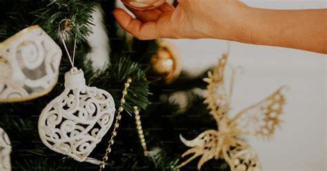 장식품으로 크리스마스 트리를 장식하는 사람 사진 Unsplash의 크리스마스 트리 이미지