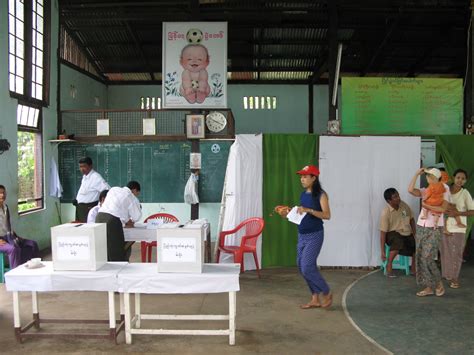 Myanmar နာဂစ်မုန်တိုင်းကြောင့် သေဆုံးသူတွေရက်လည်ချိန်၊ အပျက်အစီးပုံတွေကြားက ပြည်သူတွေရုန