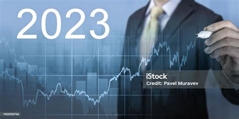 2023년 세계 경제 성장 2023년 경제 지표의 성장 2023년 빠른 성장 차트 데이터 분석 사업가는 경제 활동의 성장 그래프를 그립니다 2023년에 대한 스톡 사진 및