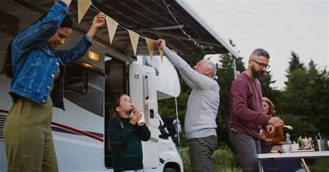 캠프장 캐러밴 휴가 여행에서 야외에서 자동차로 파티를 준비하는 행복한 다세대 가족 사진 Unsplash의 사람 이미지