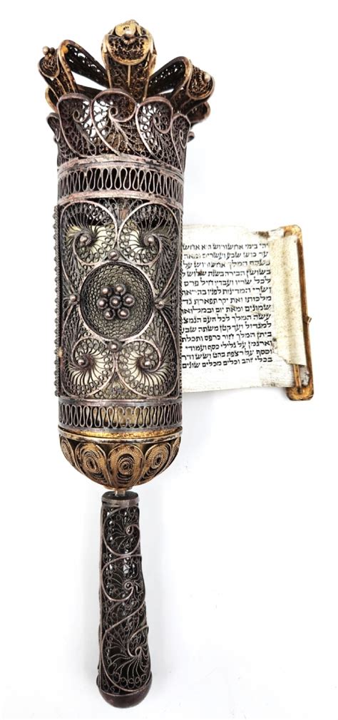 לאספני יודאיקה מגילת אסתר עתיקה נתונה בתוך בית מגילה עשוי כסף בעבודת פיליגראן עדינה ואיכותית