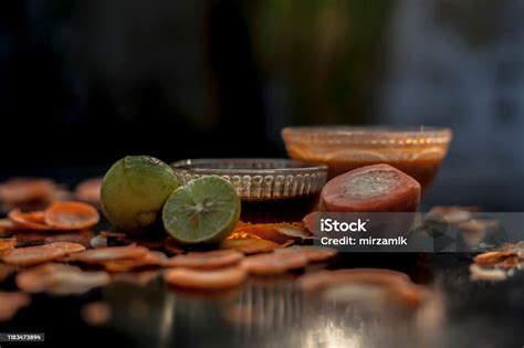 갓 썬 당근 페이스트 레몬 주스 꿀로 구성된 검은 색 나무 표면에 당근 얼굴 마스크는 여드름 치료를위해 유리 그릇에 잘 섞여 있습니다 0명에 대한 스톡 사진 및 기타 이미지