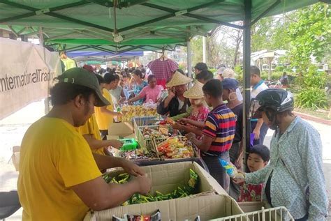 စစ်‌တွေမြို့ရှိ မုန်တိုင်းဒဏ်သင့်ပြည်သူများအား ဆန်၊ ဆီ၊ ဆား၊ ကြက်ဥ၊ ဟင်းသီးဟင်းရွက်များနှင့