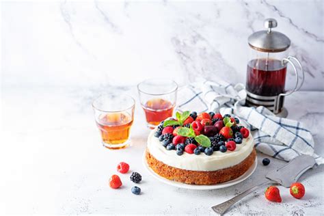 크림 치즈 프로스팅 민트 잎 딸기 블루베리를 곁들인 케이크 블랙베리와 라즈베리 0명에 대한 스톡 사진 및 기타 이미지 0명 그릇 달콤한 음식 Istock