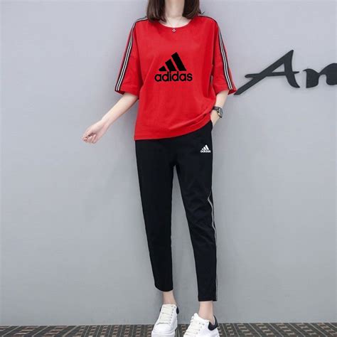 สินค้าใหม่ Adidaseˉ ชุดเซ็ตสองชิ้นสำหรับฤดูใบไม้ผลิและฤดูร้อน เสื้อยืดคอกลม กางเกงขายาวสีดำ