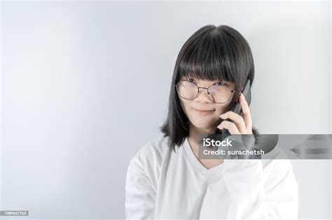 고립 된 예쁜 아시아 안경 여성은 스튜디오 조명에 흰색 배경에 그녀의 휴대 전화와 함께 이야기하고 라인에서 말한다 25 29세에 대한 스톡 사진 및 기타 이미지 Istock