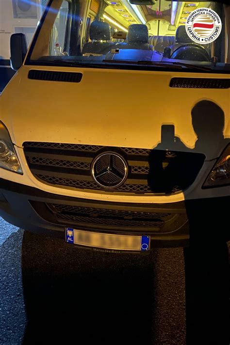 Царинската управа заплени минибус адаптиран за криење стока Слободен печат